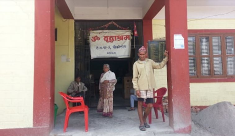 » उमेरले ६० कटेका बृद्धबृद्धा नागरिकता कुर्दै