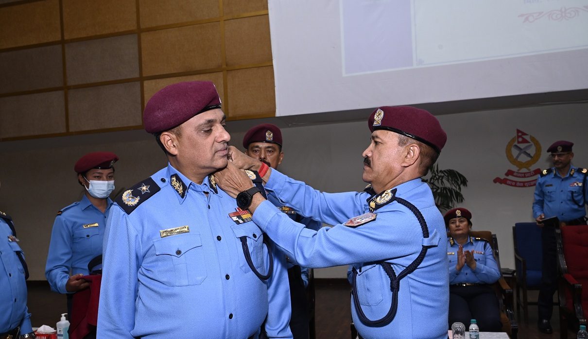 चार जना प्रहरी अतिरिक्त महानिरीक्षकहरूलाई दर्ज्यानी चिन्ह प्रदान ...